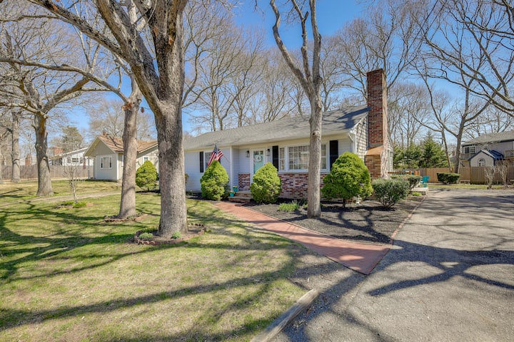 2 Mi To Craigville Beach: Hyannis Home W/ Deck - Barnstable, MA