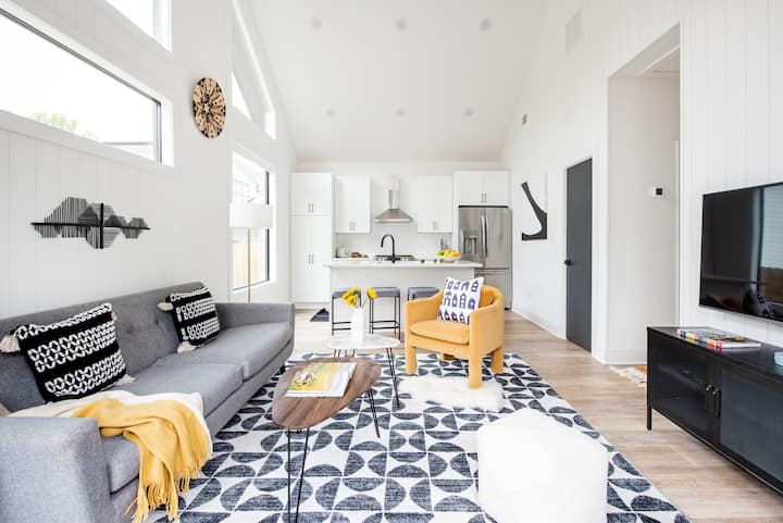 Dapper Dan - Bright Designer Gem W/ High Ceiling - Atlanta