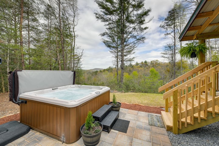 Scenic Murphy Cabin W/ Hot Tub, Fire Pit & Views - Murphy, NC