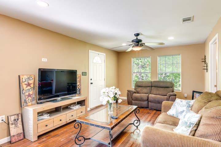 Pet-friendly Victoria Home - Kayak, Fish & Golf! - Bloomington, TX