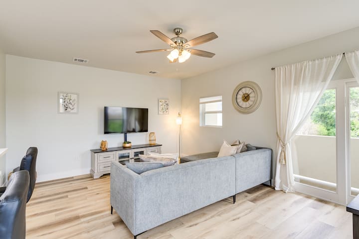 Steps To Tcu Campus: Modern Fort Worth Apt - Fort Worth, TX