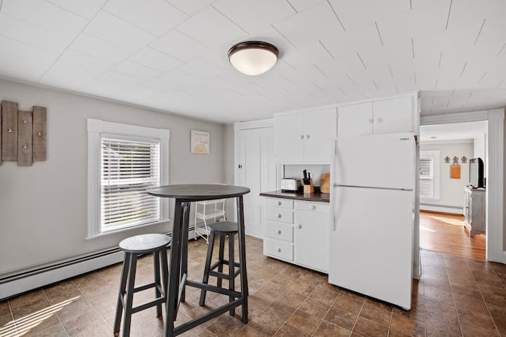 Charming  2nd Flr Large 1 Bed  - Short To Midterm - Exeter, NH