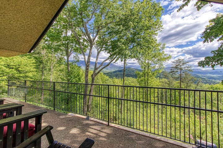 Epic Gatlinburg Estate With Spectacular Views! - Gatlinburg, TN
