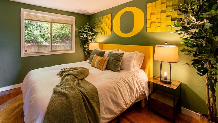 Walk To U Of O! View With 2 Decks/firepit/comfy! - 尤金