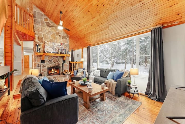 Pigeon Lake Family Retreat: Beach & Resort Access - Kawartha Lakes