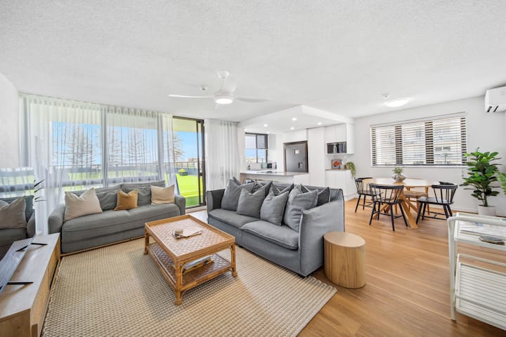 Alex Heads Oceanfront Escape - Mooloolaba