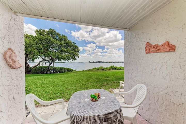 Blissful Bay: Runaway Bay - Bayfront! Huge Pool! - Holmes Beach, FL