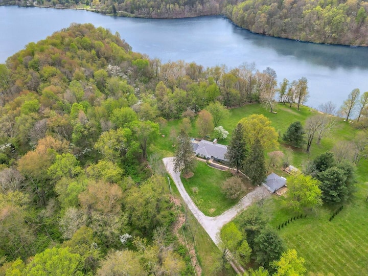 Secluded & Fancy Lake House. Free Watercrafts! - Logan, OH