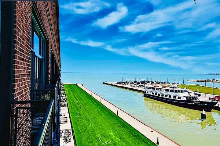 Mario Room Waterfront Downtown View Cedar Point! - Sandusky, OH
