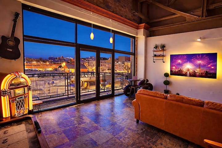 Mario Room Waterfront Downtown View Cedar Point! - Marblehead, OH