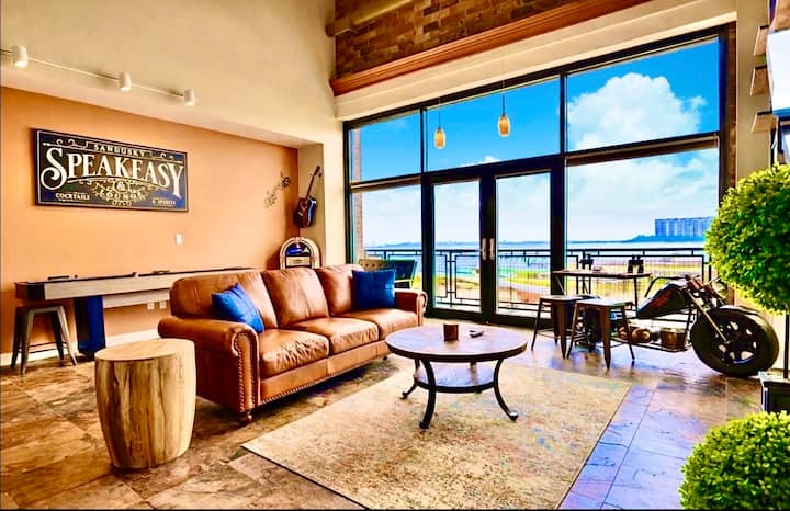 Mario Room Waterfront Downtown View Cedar Point! - Sandusky, OH