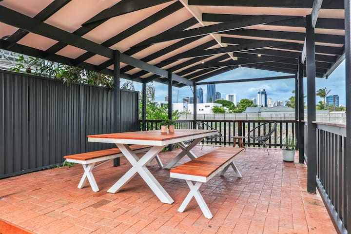Bliss At Broadbeach - Large Canal Facing Property - Broadbeach