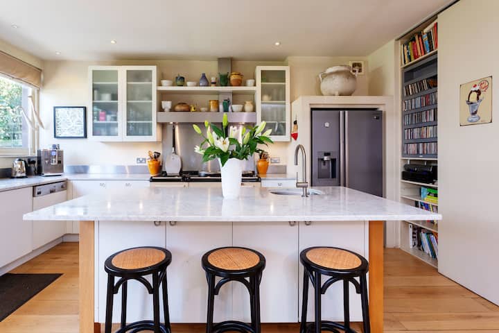 Leaves And Lullabies By Veeve - Twickenham