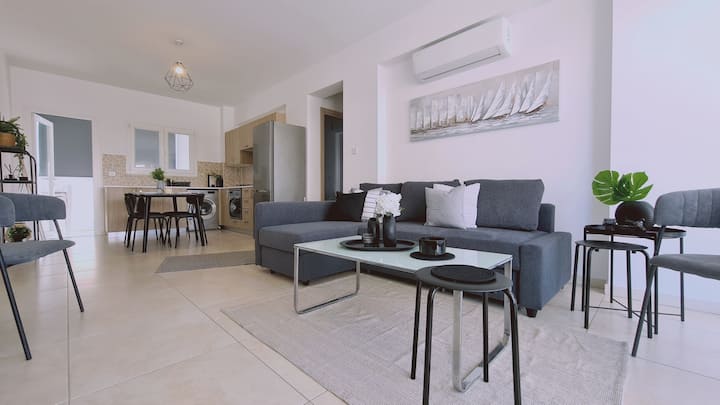 Stay: Novel Apt | Spacious Balcony| Fast Wi-fi - Larnaca