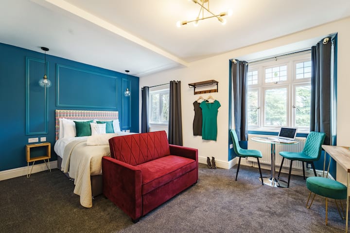Deluxe King Suite With Sofa Bed - Stratford-upon-Avon