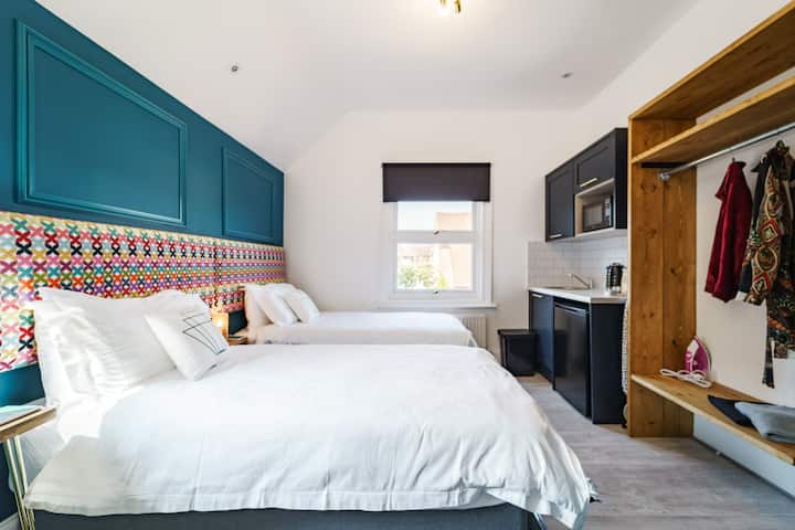 Modern Twin Studio With Kitchenette - Stratford-upon-Avon