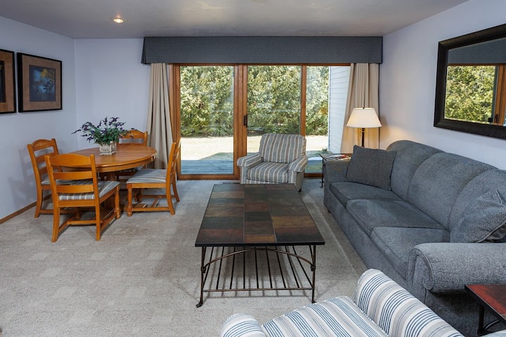 Central Fish Creek Condo, Seasonal Pool + Hot Tub - Egg Harbor, WI