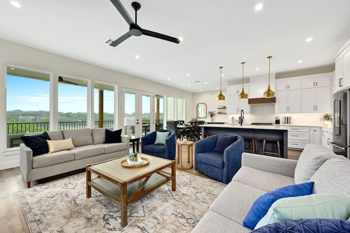 Lakeshore Splendor- Lakefront + Dock! - Spicewood, TX