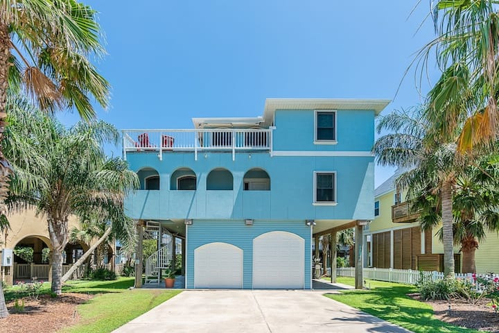 Tiki Oasis: Bay Views/boat Slip/kayaks! Sleeps 17 - Galveston, TX