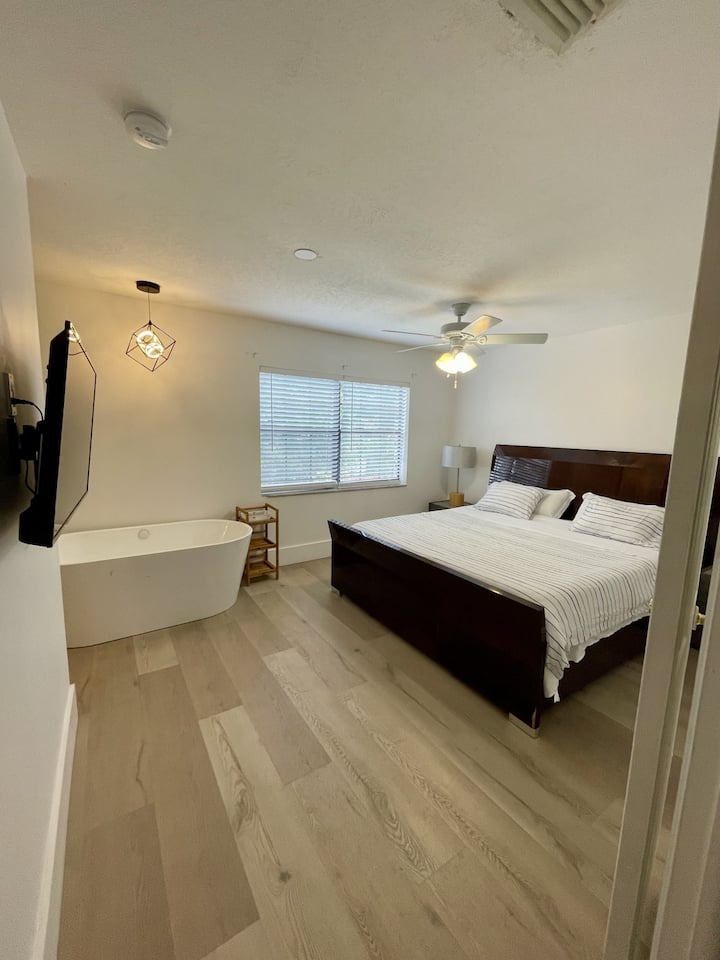 Riverfront Retreat:2br+soak Tub - Fort Lauderdale