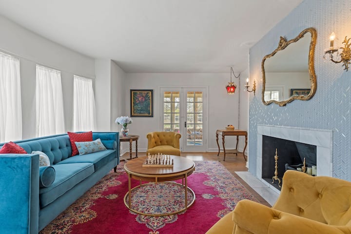 Beautiful Villa Leocadia+ Private Pool + Sleeps 8! - Kansas City, MO