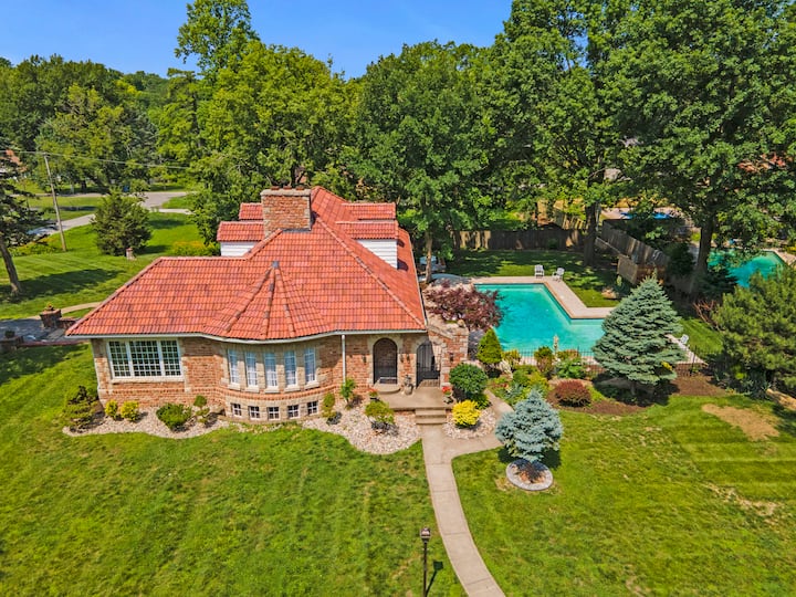 Beautiful Villa Leocadia+ Private Pool + Sleeps 8! - Kansas City, MO