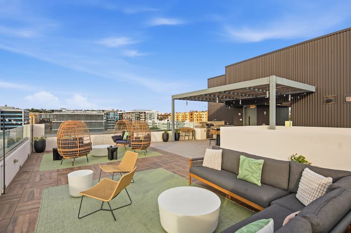 One Bedroom Apartment W/balcony And City Views! - La Playa - San Diego