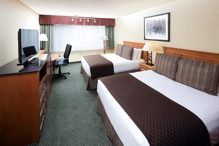 Free Airport Shuttle! 4 Comfortable Units! Pool! - Kalispell, MT