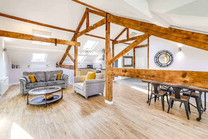 The Loft Room Apartment, Large 2 Bedroom Apartment - Ely