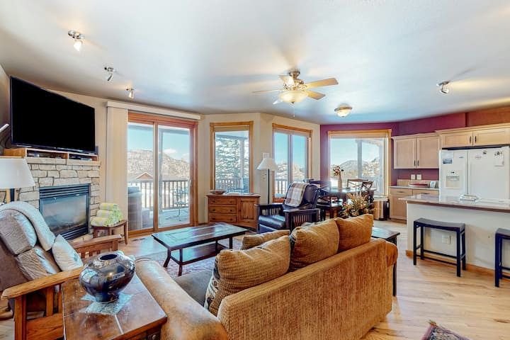 Mountain-view Condo With Deck, Hot Tub - Estes Park