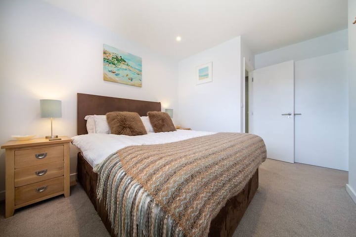 Modern Apartment Nr Fistral Beach, Private Parking - Newquay