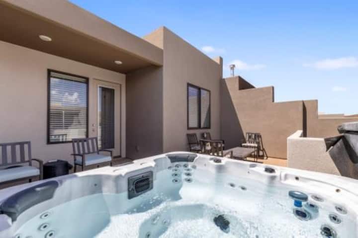 Bohemian Desert Stay | Hot Tub & Group-friendly - ユタ州