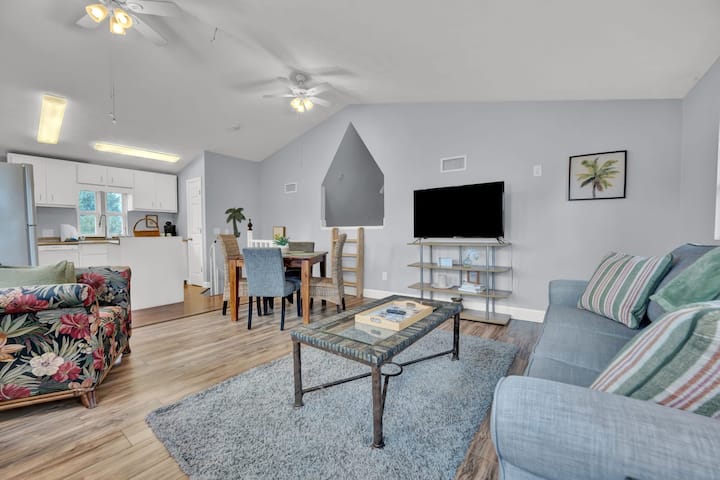 Adorable 1 Bdr With Full Kitchen Deck Washer Dryer - Panama City, FL
