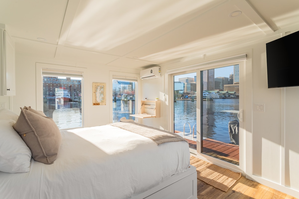 Flohom 1 | Floating Suite • 360° Skyline Views - Houseboats for Rent in ...