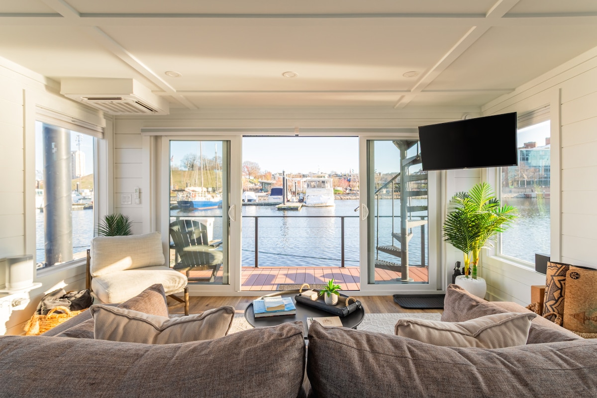 Flohom 1 | Floating Suite • 360° Skyline Views - Houseboats for Rent in ...