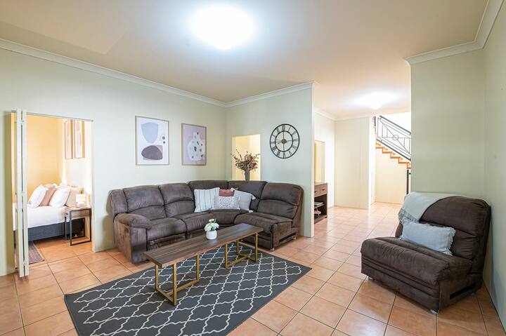 Tranquil Taylor - Two-storey Cbd Family Home, Bbq - Dubbo