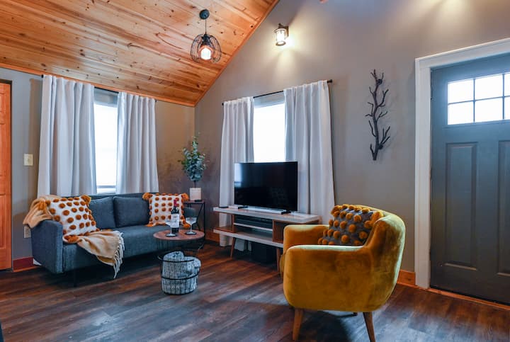 Charming Benson Home - Sleeps 5, Hot Tub! - Omaha, NE