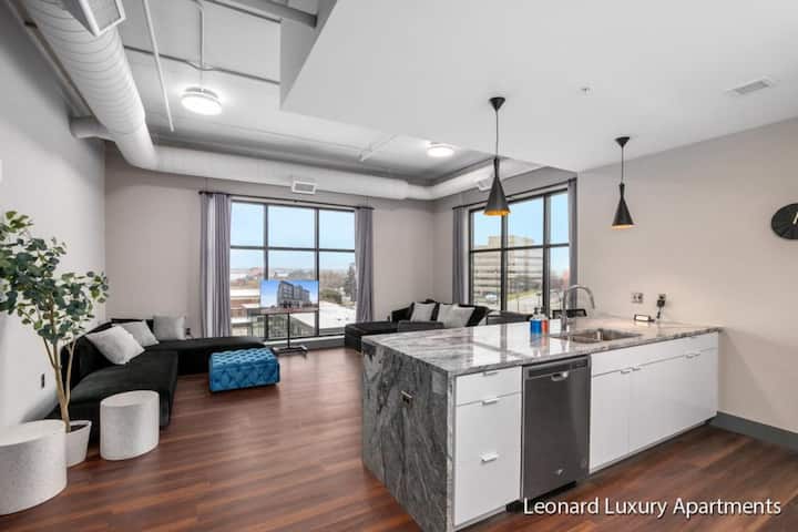 Waterfront Views Apartment - Leonard Building - Muskegon, MI