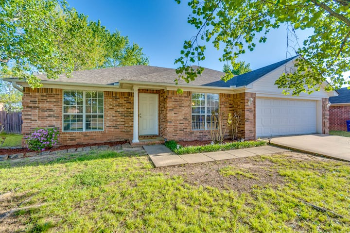 2 Mi To Uca: Group Getaway W/ Private Yard! - Conway, AR