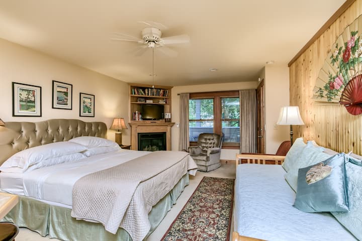 Cowslip's Lower Garden Suite - Ashland, OR