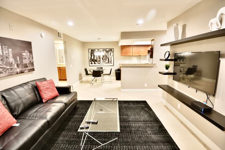 Lux 2br/2ba Condo Near Strip W/pool, Gym, Balcony - Las Vegas