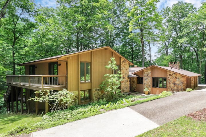 Spacious Retreat| Trails, Decks, & Screened Porch - Granville, OH