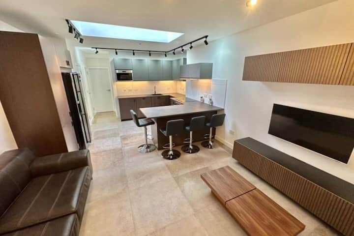 4 Bedroom House With Ensuite|parking | Wi-fi | M62 - Ripponden