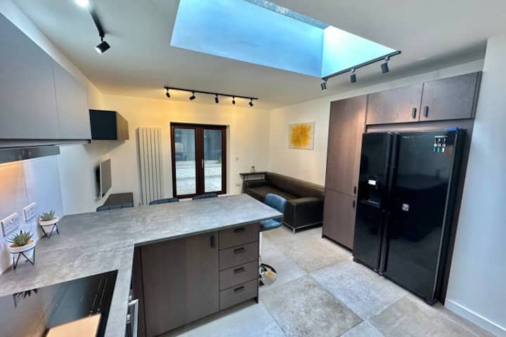 Stadium View  4-bed En-suite | Parking | Wi-fi | M62 - Huddersfield