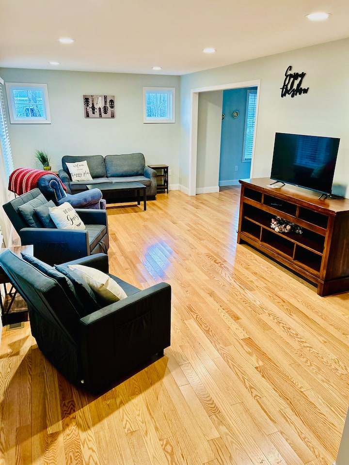 Maplewood Retreat | Sleeps 6 | Kingston Nh - Zorvino Vineyards, Sandown