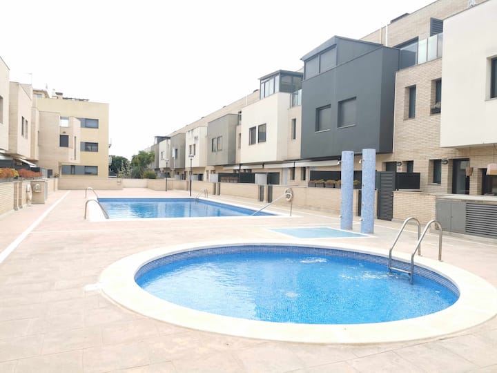 Maison De Ville Avec Piscine Commune Idéale Pour L - Vilanova i la Geltrú