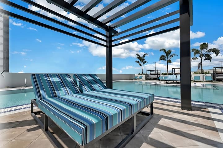 Enjoy A Hassle-free Stay! City View, Onsite Pool - Doral, FL