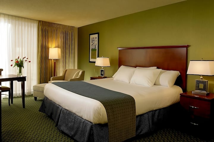 Prime Location! Onsite Swimming Pool, Parking - Laughlin, NV