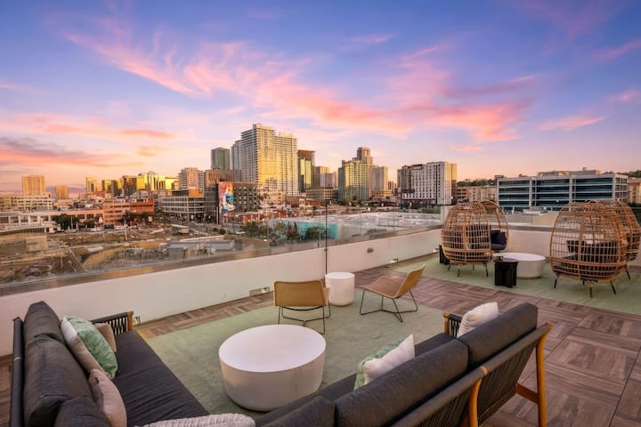 Sunset Stay In Downtown San Diego - San Diego, CA