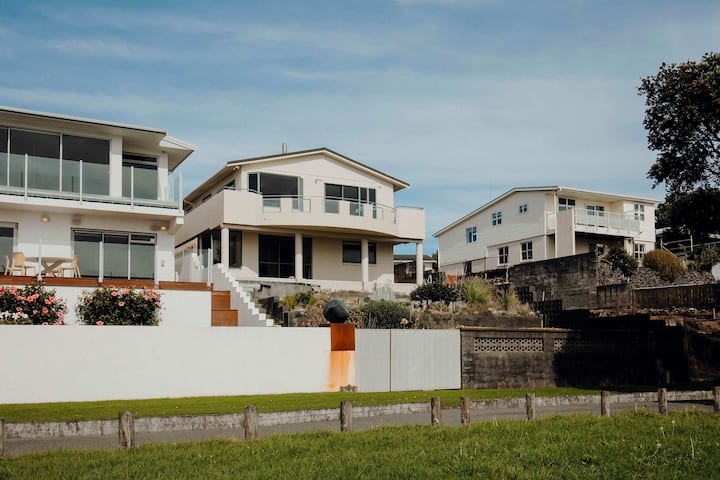 Beachfront Wanaka Beachhouse With Views - New Plymouth